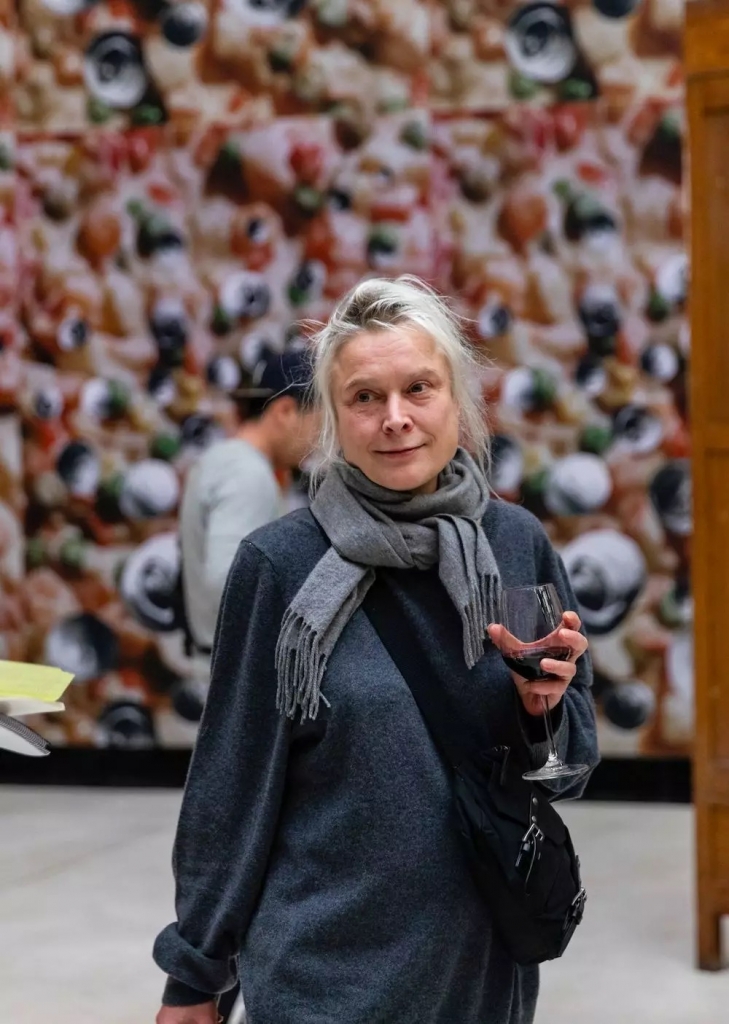 在莎拉·卢卡斯个展现场，感受女人的幽默和破坏力 – BIE 别的